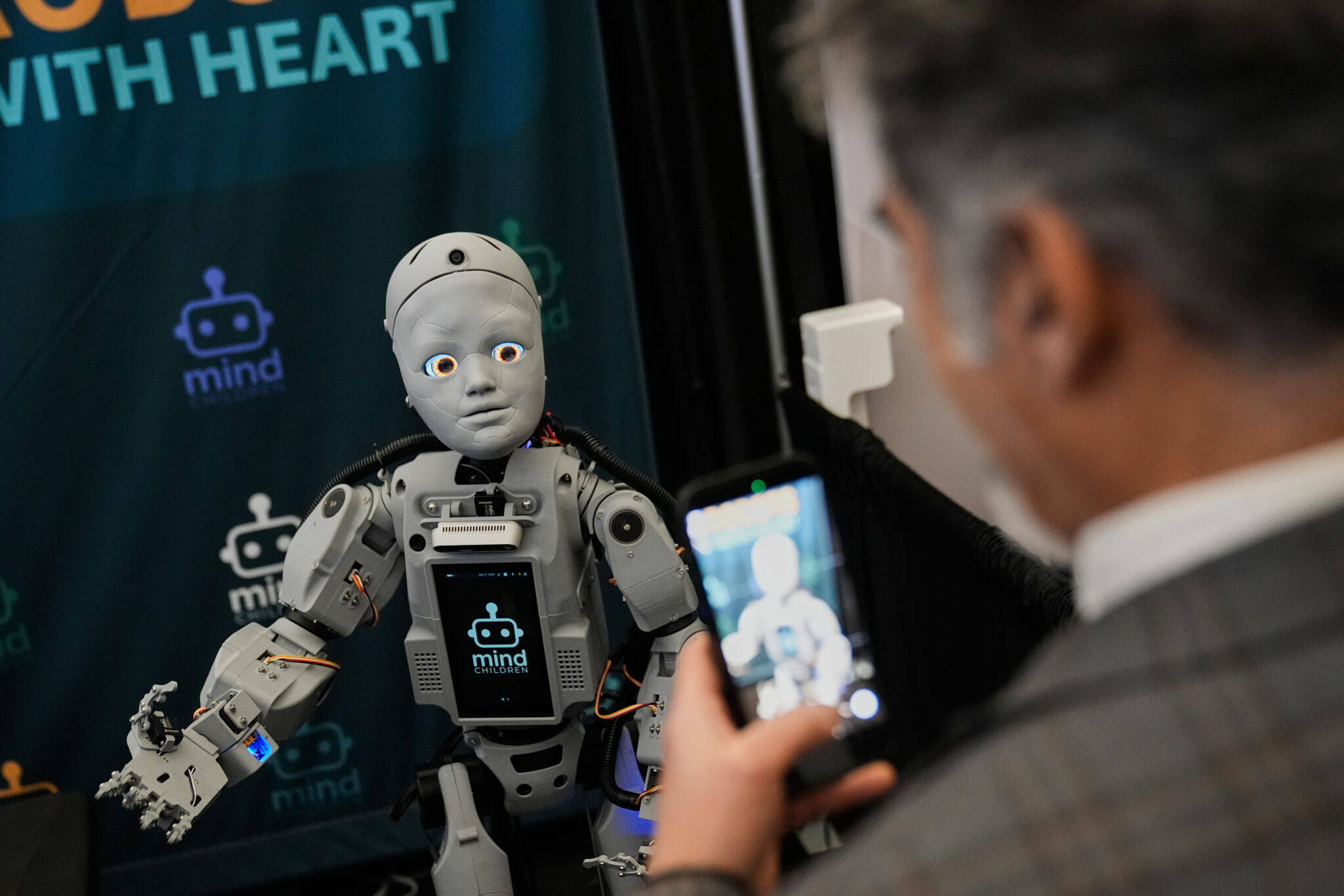 Silicon Valley Summit Highlights Humanoid Robots, But Skepticism Remains